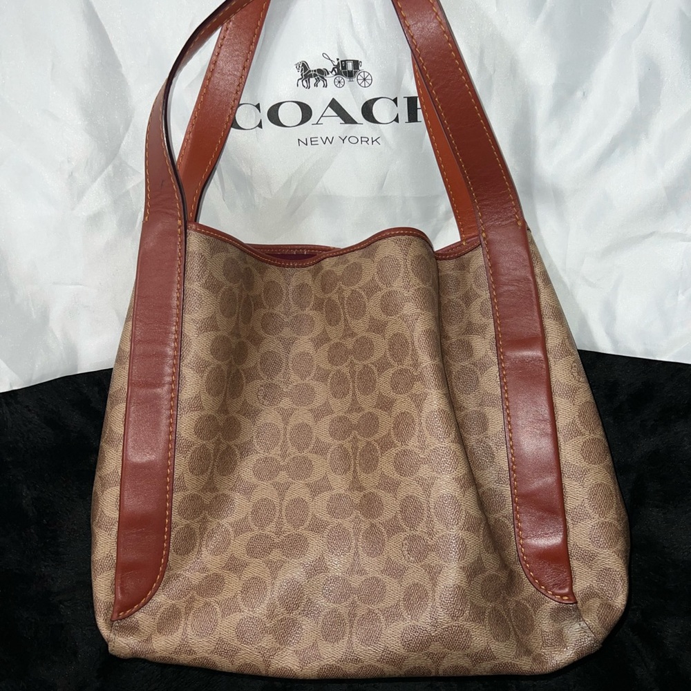 Coach Hadley Hobo In Signature Canvas - Gem